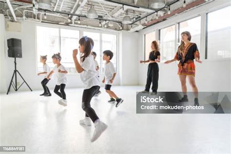댄스 스튜디오에서 젊은 교사와 함께 수업을 듣는 어린이 댄서 아이에 대한 스톡 사진 및 기타 이미지 아이 어린 시절 댄스 스튜디오 Istock