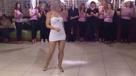 Шикарно девушка танцует Youtube