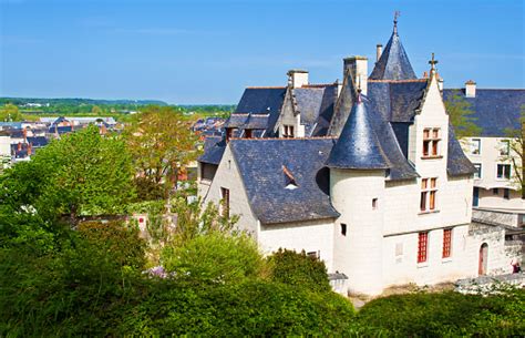 놀라운 작은 마 소 뮈 르 프랑스에서에서 엉덩이 Ouvriere Compagnon 본분 투어 이용 많은 녹색 나무와 많은 탑을 회색 지붕 따뜻한 봄 아침 조용한 분위기