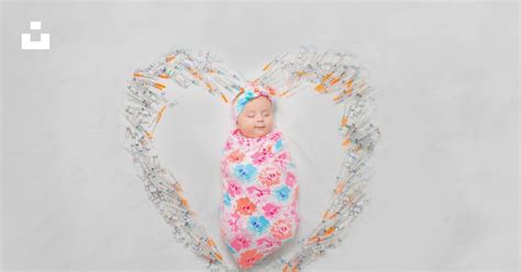 흰색과 빨간색 꽃무늬의 아기는 흰색 직물에 누워 있습니다 사진 Unsplash의 무료 사람의 이미지