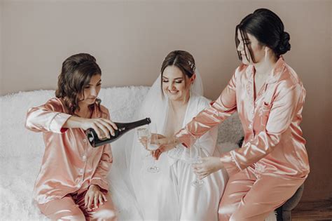 세 명의 여성이 소파에 앉아 있고 그 중 한 명은 잔에 와인을 따르고 있다 25 29세에 대한 스톡 사진 및 기타 이미지 25 29세 30 34세 가정의 방 Istock