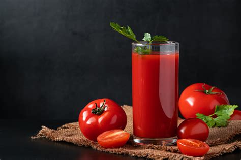 검은 배경에 맛있는 토마토 주스 비건과 건강한 식습관을위한 야채 음료 건강한 생활방식에 대한 스톡 사진 및 기타 이미지 건강한 생활방식 건강한 식생활 계절 Istock