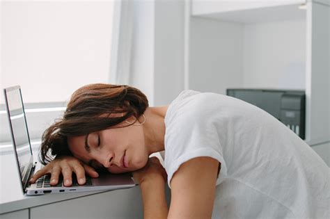 노트북 키보드에서 자고 있는 여자 피곤하고 좌절하고 지치고 스트레스를받는 여자는 책상에 앉아 노트북으로 작업합니다 일광 작업 35 39세에 대한 스톡 사진 및 기타 이미지