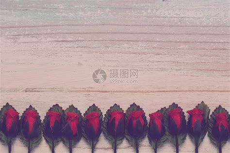 美丽的假红玫瑰和叶子的排列高清图片下载 正版图片506102203 摄图网