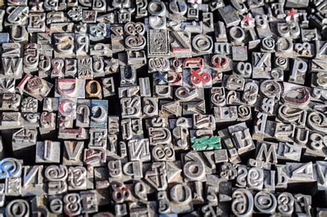 다양한 글꼴 대문자와 소문자 골동품 문자 모든 모양과 크기의 오래되고 중고된 나무 조판 문자 블록의 질감 있는 배경 0명에 대한 스톡 사진 및 기타 이미지 Istock