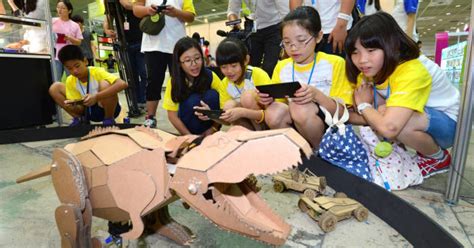 종이 공룡이 자동차를 먹어요