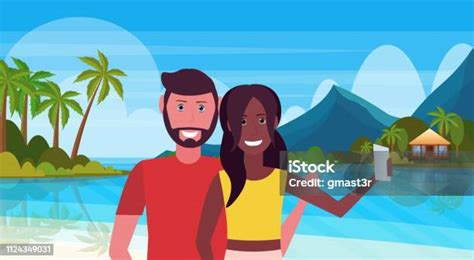 혼합 경주 부부 사랑 전체 길이 Selfie 사진 연인 열 대 해변 물 방갈로 집 풍경 여름 여행 휴가 신혼 여행 개념 남자 여자에 복용 수평 평면 일러스트레이션에 대한