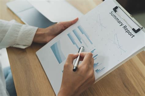 회사 사무실에서 컴퓨터 노트북으로 문서 보고서 쇼 차트와 그래프를 작성하는 전문 사업가 펜으로 가리키는 데이터 이익 서류 기획