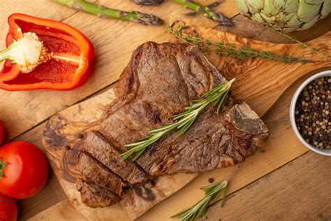 로즈마리 후추 조미료 신선한 채소를 나무 배경으로 한 대리석 쇠고기 스테이크 레스토랑 메뉴 미식 맛있는 음식 레스토랑 서비스 고기에 대한 스톡 사진 및 기타 이미지 Istock