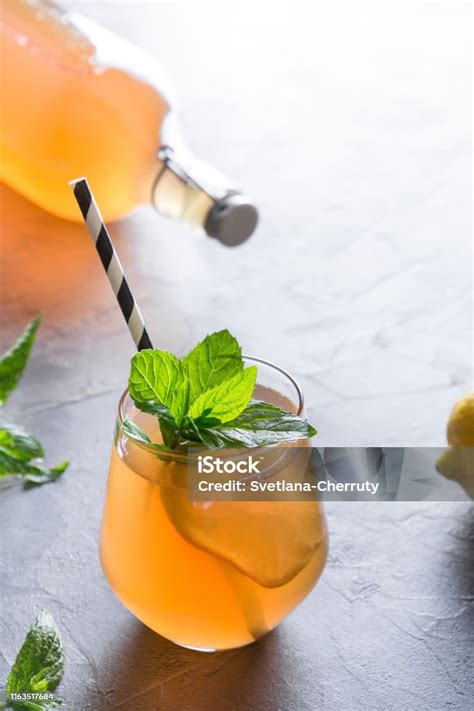 홈메이드 콤부차 건강한 맛있는 음료 병과 유리에 레몬 장식 민트유기농 프로바이오틱 드링크 Kombucha에 대한 스톡 사진 및 기타 이미지 Kombucha 마실 것