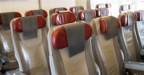 등받이 싸움 그만”비행기 좌석 고정하는 항공사 늘어