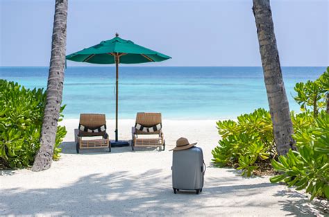 몰디브의 풍경을 배경으로 한 여행 가방과 밀짚 모자 여행 및 열대 휴가 개념 0명에 대한 스톡 사진 및 기타 이미지 0명 가방 개념 Istock