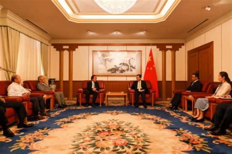 中国驻日本大使吴江浩会见日本中国友好协会会长井上久士 日本频道 人民网