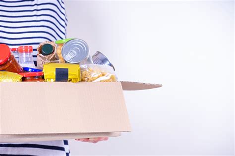 식료품 제품과 함께 식품 기부 상자를 들고 있는 여성의 손 음식 기부에 대한 스톡 사진 및 기타 이미지 음식 기부 Charitable Foundation 가득 찬