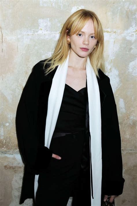 Emma Laird Walking In The Dark Private View In London 10 05 2023 • Celebmafia