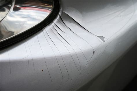 눈에 띄는 긁힘과 페인트 조각이 있는 자동차의 손상된 범퍼를 클로즈업한 모습 움푹 둘어간 자국에 대한 스톡 사진 및 기타 이미지 움푹 둘어간 자국 차 0명 Istock