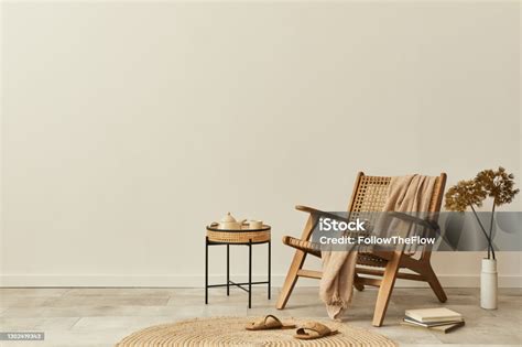 디자인 나무 안락 의자 둥근 카펫 꽃병 슬리퍼 장식 및 우아한 개인 액세서리건조 꽃과 거실 인테리어의 중립적 인 개념 템플릿 공간을 복사합니다 보보스에 대한 스톡 사진 및