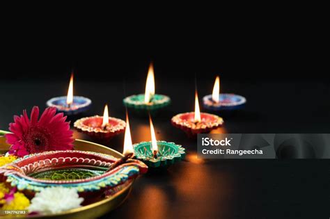 Berbagai Ukuran Handmade Clay Diya Deep Atau Dia Diterangi Dalam Thali