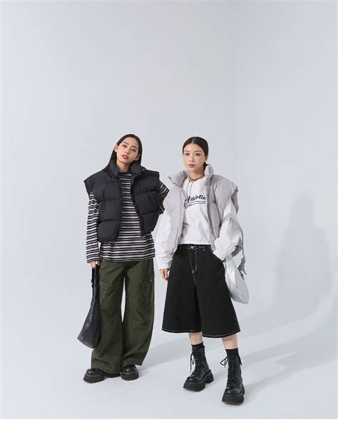 立體英文刺繡刷刷長袖上衣 兩色售 Queen Shop
