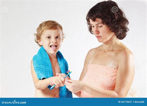 La Madre Insegna Al Suo Piccolo Figlio Sveglio A Pulire I Denti Immagine Stock Immagine Di
