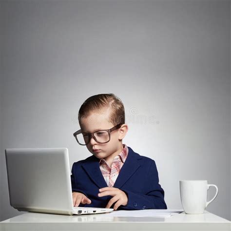 Молодой мальчик рубя в систему хакер немногая Стоковое Фото изображение насчитывающей детство