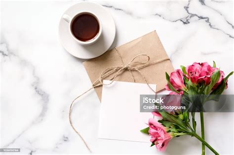 컵 커피 핑크 꽃 엽서 크 라프 트 봉투 꼬기 면 지 텍스트 복사 공간 초대 카드의 대리석 책상 0명에 대한 스톡 사진 및 기타 이미지 Istock