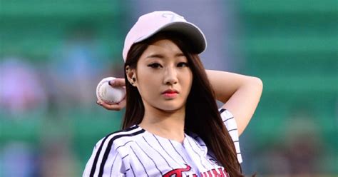 경리 키스마크 허벅지 새로 새긴 타투 공개 男 방청객 열광