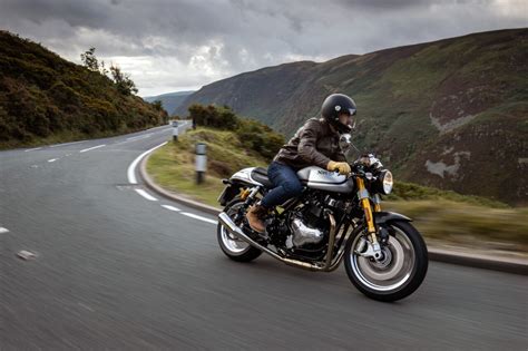 Norton Commando 961 Se Review And Specs Devitt