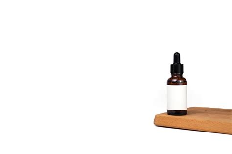 갈색 유리 점적기 병 화장품 관리 제품을위한 빈 포장 템플릿 흰색 배경 배너 앞에 나무 무대 보드와 대만에 대한 스톡 사진 및 기타 이미지 Istock