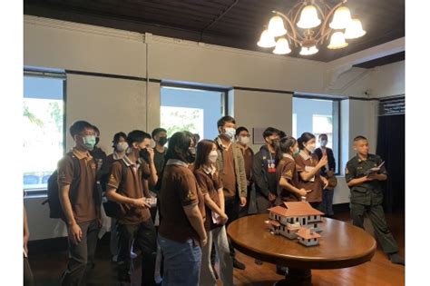 คณาจารย์และนักศึกษาจากวิทยาลัยเทคโนโลยีเเละสหวิทยาการ มหาวิทยาลัยเทคโนโลยีราชมงคลล้านนา เข้า