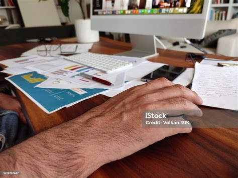 사무실에서 노트북에서 일하는 인식 할 수없는 사업가의 샷 20 24세에 대한 스톡 사진 및 기타 이미지 20 24세 30 39세 가정 생활 Istock