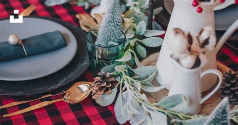 빨간색과 흰색 체크 무늬 테이블 천에 흰색 세라믹 캔들 홀더 사진 Unsplash의 무료 브뤼헤 이미지