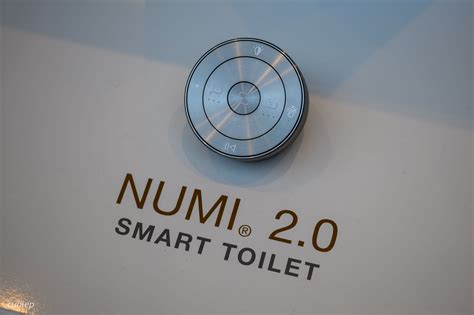 Ces24 Trên Tay Kohler Numi 20 Bồn Cầu Có đèn Rgb Giá Gần 300 Triệu đồng