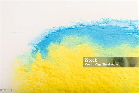 우크라이나어 국기 색상 우크라이나 전쟁의 개념 홀리 파우더 페인트에서 파란색과 노란색 배경 개념에 대한 스톡 사진 및 기타 이미지 Istock