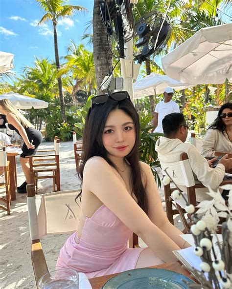 Elena Fu Sunshine State☀️🏝️🐬 Instagram