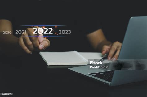 사업가는 가상 화면 개념 디지털 트렌드 산업 및 비즈니스 트렌드에 대한 2022 년 번호를 손 터치합니다 복사 공간 경영자에 대한 스톡 사진 및 기타 이미지 Istock