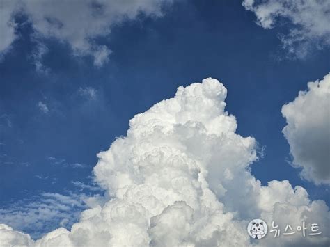 맑은 하늘과 구름