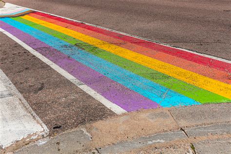 게이 프라이드 무지개 깃발 보행자 보도 캐나다 펨브로크에서 Pride Lgbtqi Event에 대한 스톡 사진 및 기타