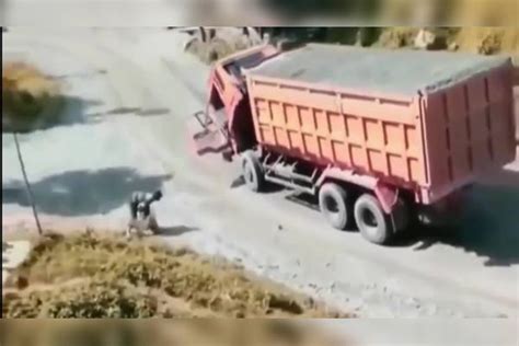 大货车下坡时刹车失灵，司机机智跳车，几名工人上演生死时速