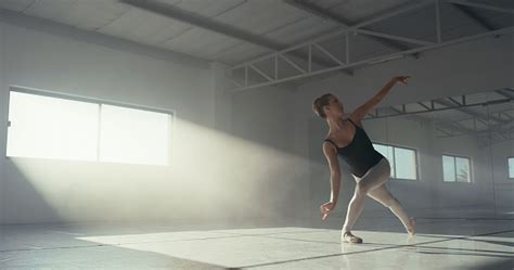 댄스 스튜디오에서 발레를 연습하는 매력적인 젊은 여성의 전체 길이 샷 20 24세에 대한 스톡 사진 및 기타 이미지 20 24세 20 29세 Rehearsal