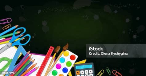 학교 개념으로 돌아갑니다 연필 페인트 브러쉬 색상 팔레트 가위 눈금자 및 녹색 칠판 배경 위에 노트북과 같은 다채로운 학교 용품