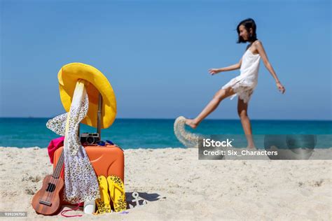 여름 휴가 배경에서 오렌지 가방 및 노란 모자 여자 수영복 빈티지 카메라 샌들 행복 한 여자와 모래 해변에 선글라스와 함께 우쿨렐레와 함께 여행 모자 모자류에 대한 스톡