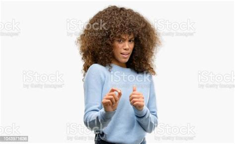 아프리카계 미국인 여성 스웨터를 입고 화나게 식 불쾌 하 고 두려워 하기 때문에 역 겨 운 얼굴을 하 고 혐오 반응 손으로 발생합니다 성가신 개념입니다 감정에 대한 스톡
