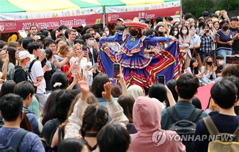 热闹的留学生庆典 韩联社