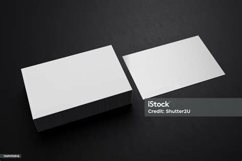 흰색 수평 명함 종이 모형 템플릿은 검은 색 골판지 바닥 배경에 회사 로고 또는 개인 신원을 삽입하기위한 빈 공간 커버를 제공합니다 현대 개념 3d 일러스트 렌더 0명에