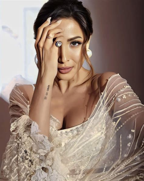 Malaika Arora ️😍 White Saree 🔥 R Malaikaarorahot