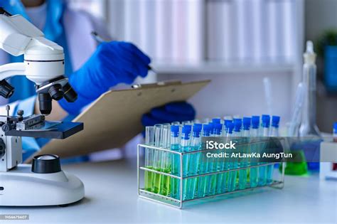 Foto De Médico Segurando Tubo De Ensaio Com Líquido Azul Análise