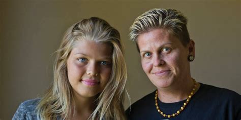 Mamma E Figlio Cambiano Sesso Insieme Ora Sono Papà E Figlia Rdd
