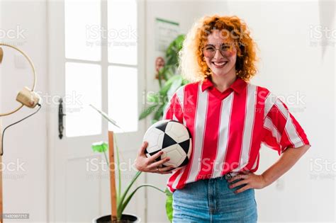 스포츠 유니폼을 입고 세계 선수권 대회에서 국가 대표팀을 응원하는 여성 축구 팬의 초상화 Soccer Tournament에 대한 스톡 사진 및 기타 이미지 Soccer