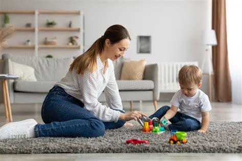 Joven Madre Y Su Hijo Jugando Con Un Juguete De Madera Apilado Y